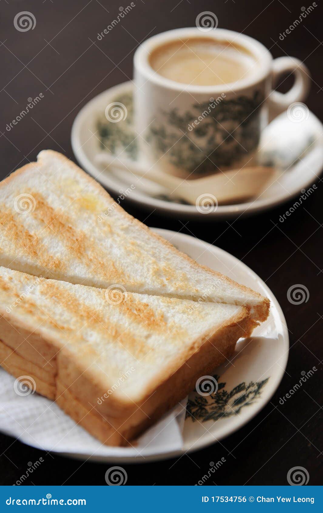 Toost en koffie stock foto. Image of toost, melk, geroosterd - 17534756