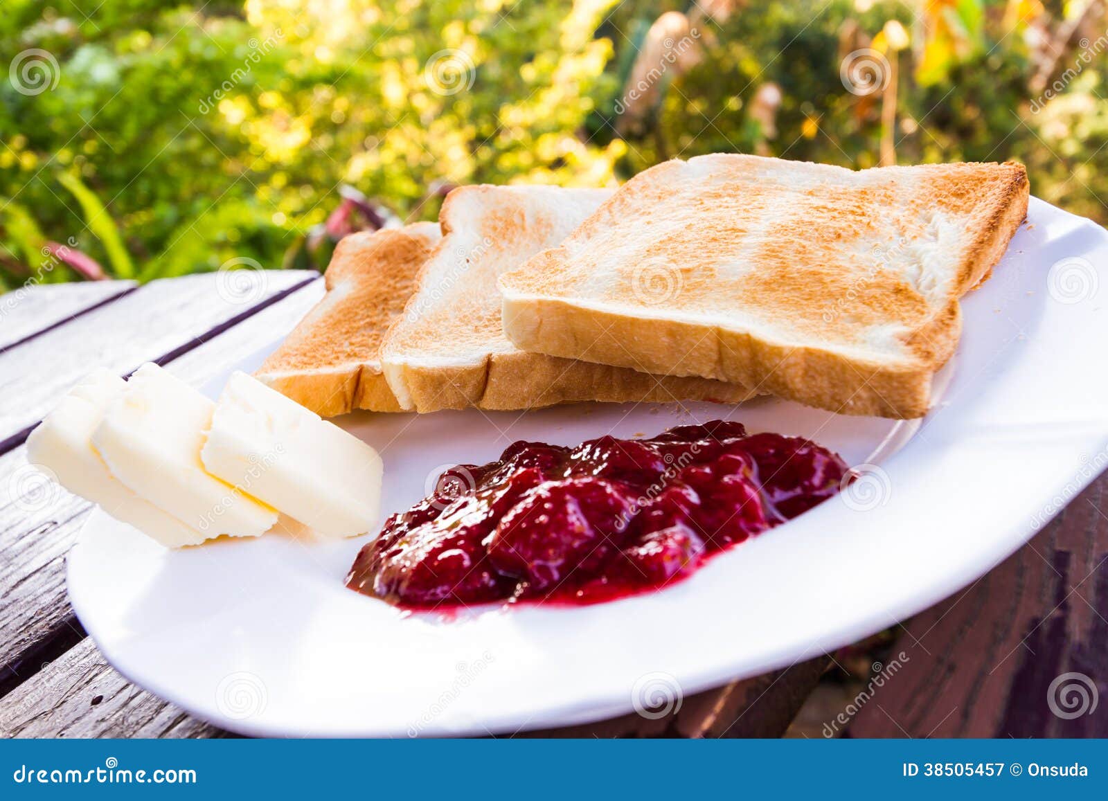 Toost met boter en jam stock afbeelding. Image of groen - 38505457