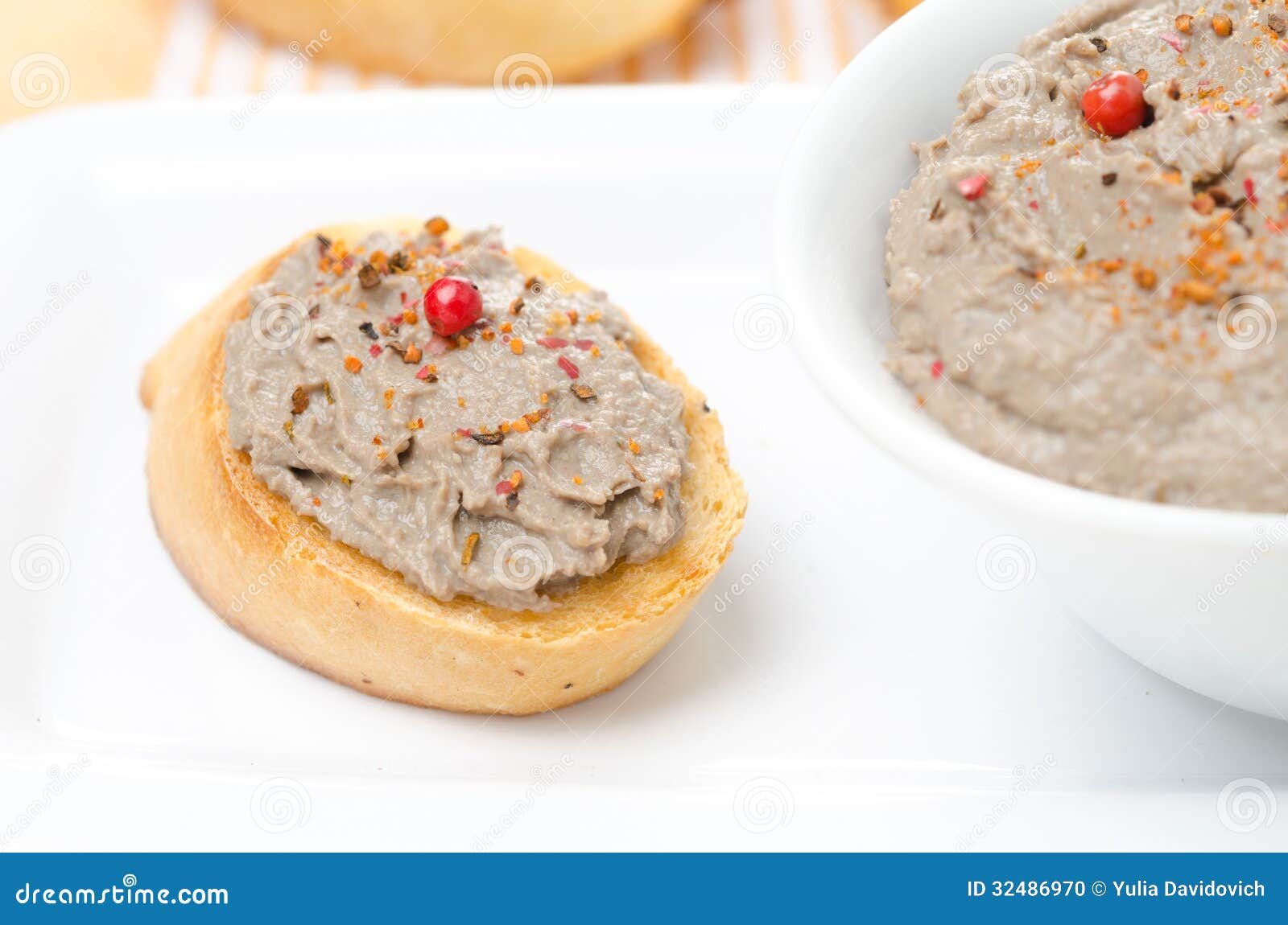 Toost Met Leverpastei Met Roze Peper Stock Foto - Image of snack ...