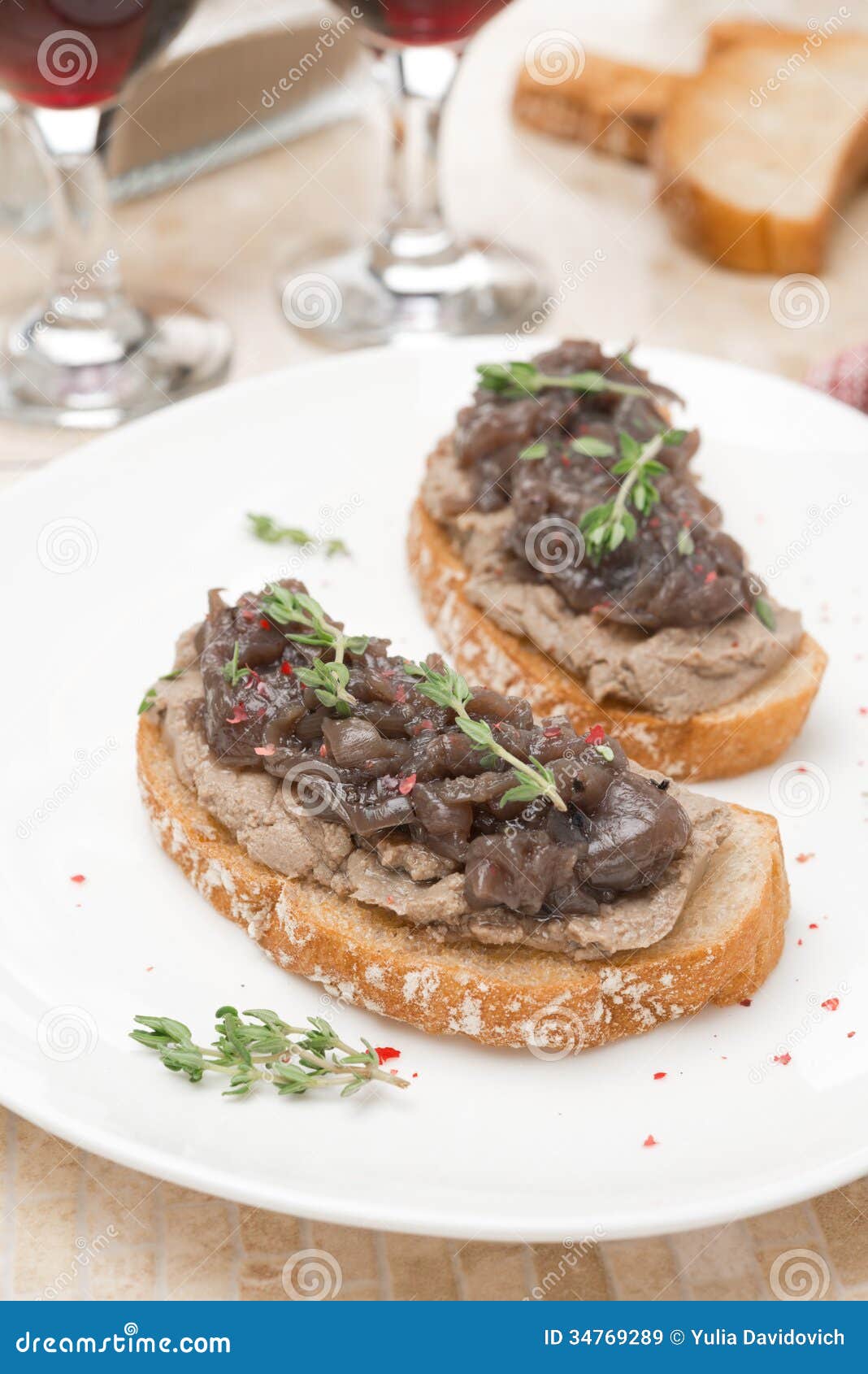 Toost Met Verticale Leverpastei, Gekarameliseerde Rode Ui En Thyme ...