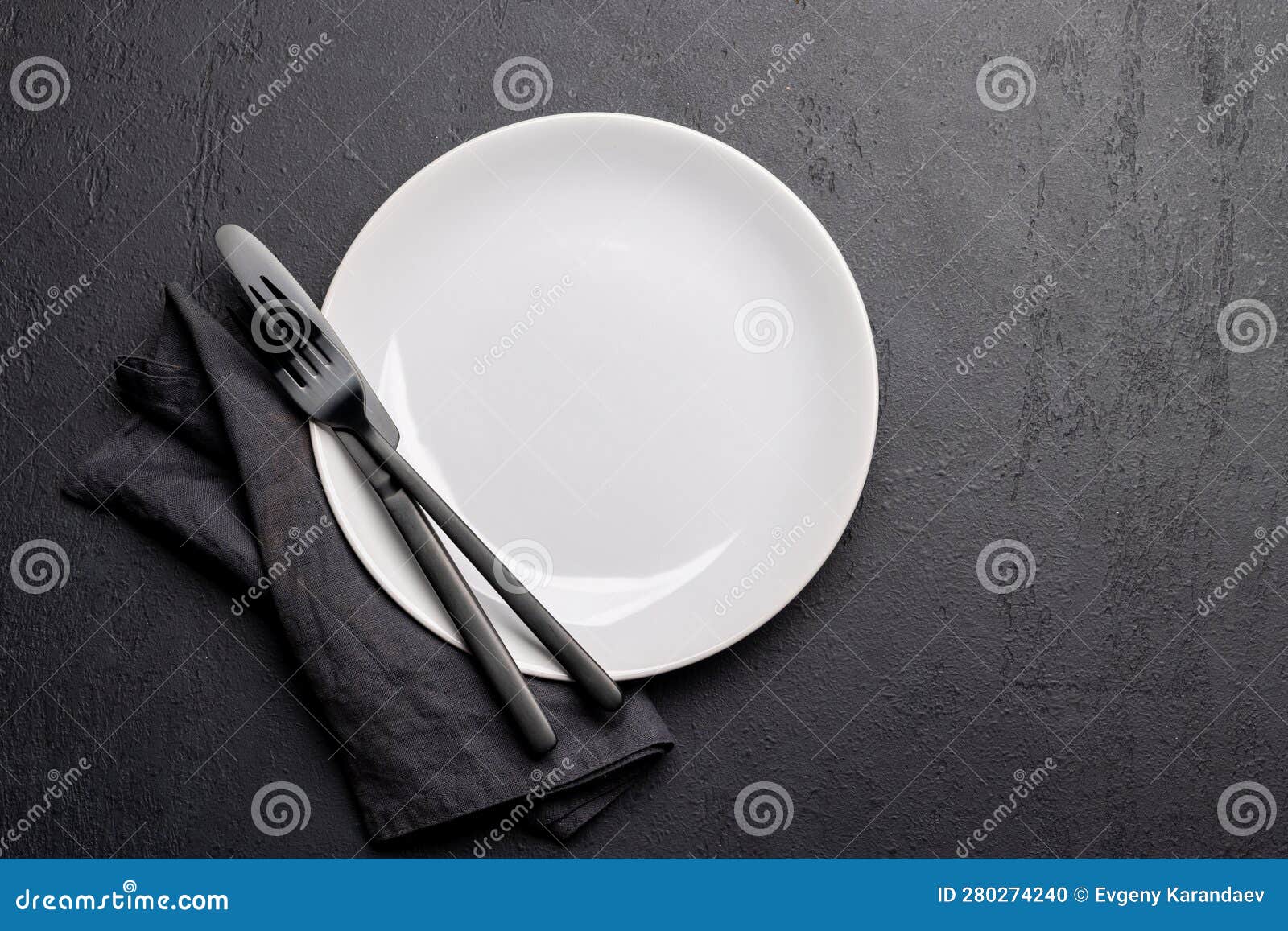 Top-down View of an Empty Plate and Silverware Mockup Stock Photo ...