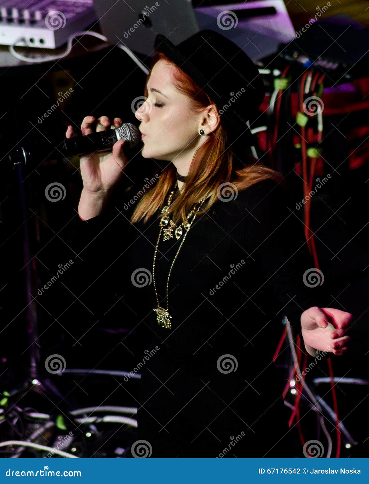 Top8 Supestar - Emma Drobna Fotografia Editorial - Imagem de movimento ...