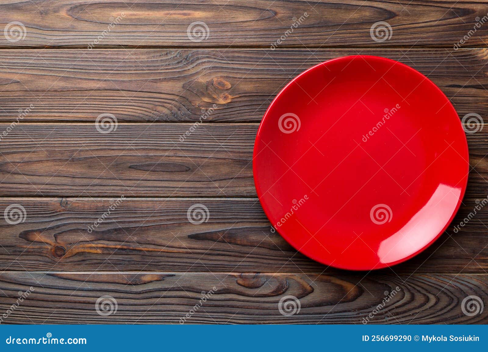 Top View of Empty Red Plate on Wooden Background. Empty Space for Your ...