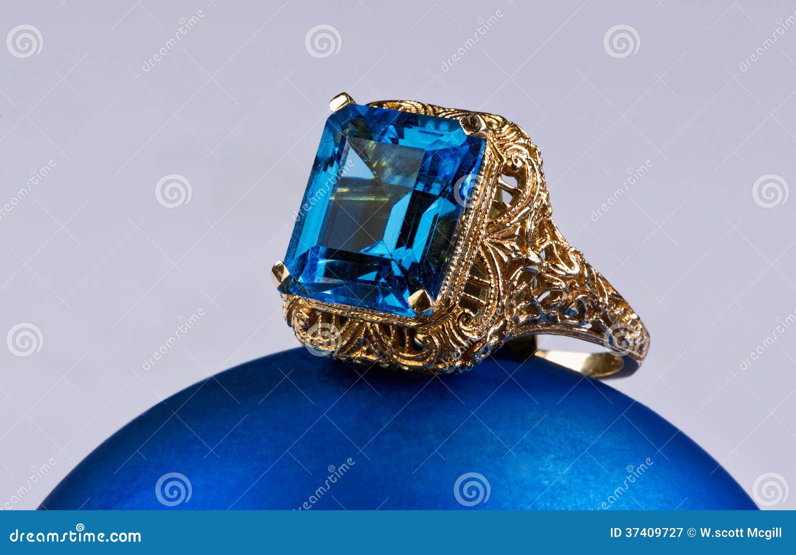 Topaz Gold Ring azul. imagen de archivo. Imagen de adorno - 37409727