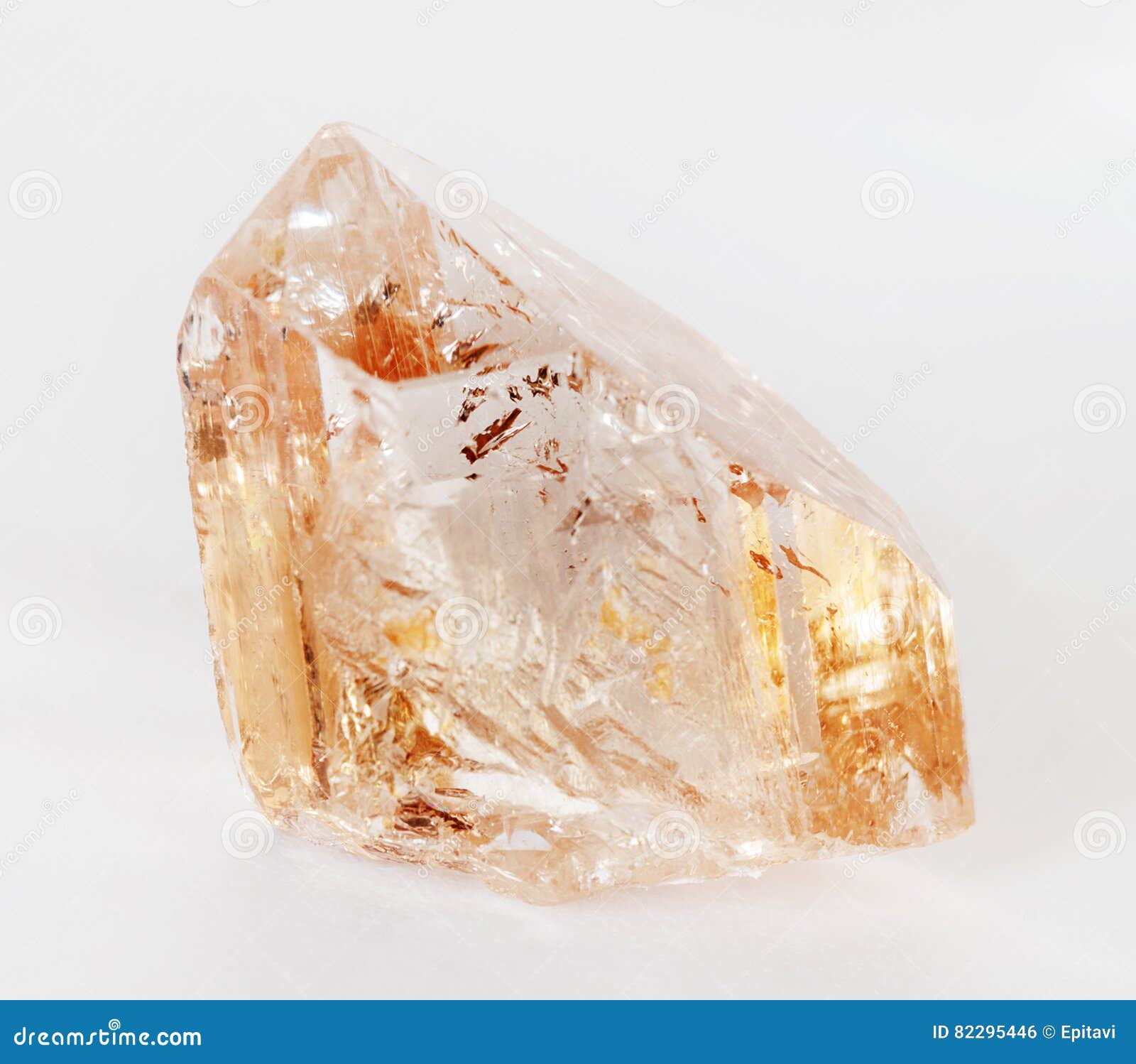 Topazio su un fondo bianco fotografia stock. Immagine di minerale ...