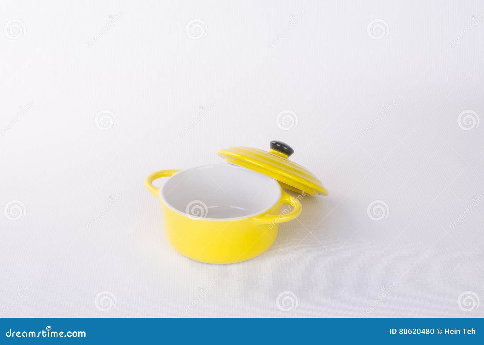 Topf Oder Keramischer Lebensmitteltopf Auf Einem Hintergrund Stockfoto ...