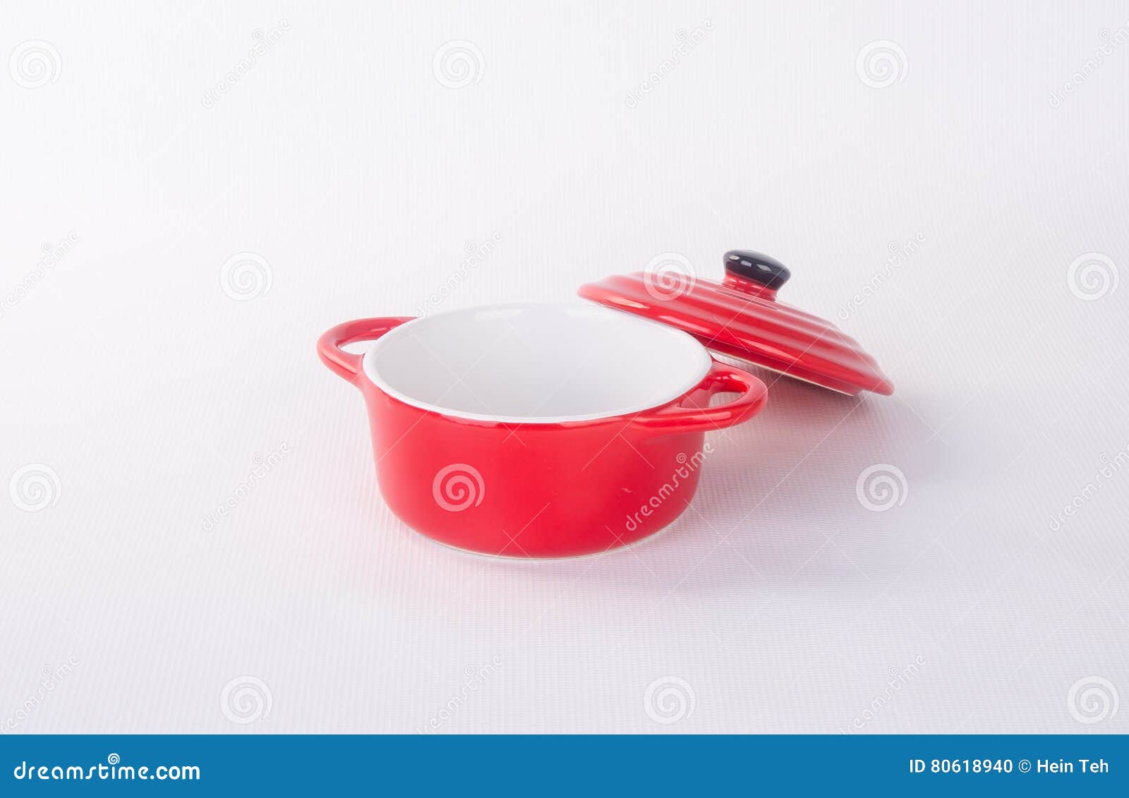 Topf Oder Roter Topf Mit Abdeckung Auf Hintergrund Stockfoto - Bild von ...