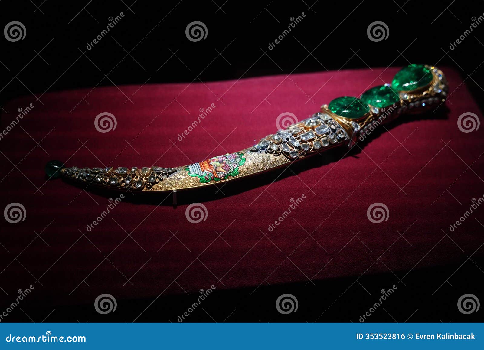 Topkapi Dagger in Topkapi Palace, Istanbul, Turkiye Editorial Photo - Image of dagger, oriental ...