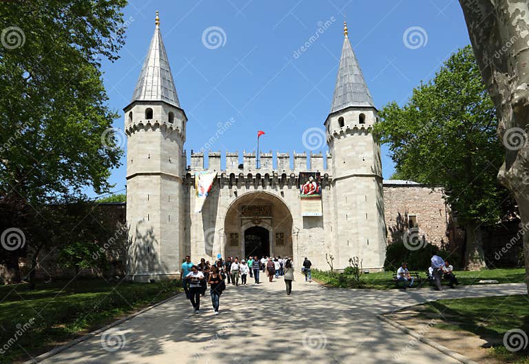Topkapi Palace in Istanbul editorial photography. Image of tourists ...