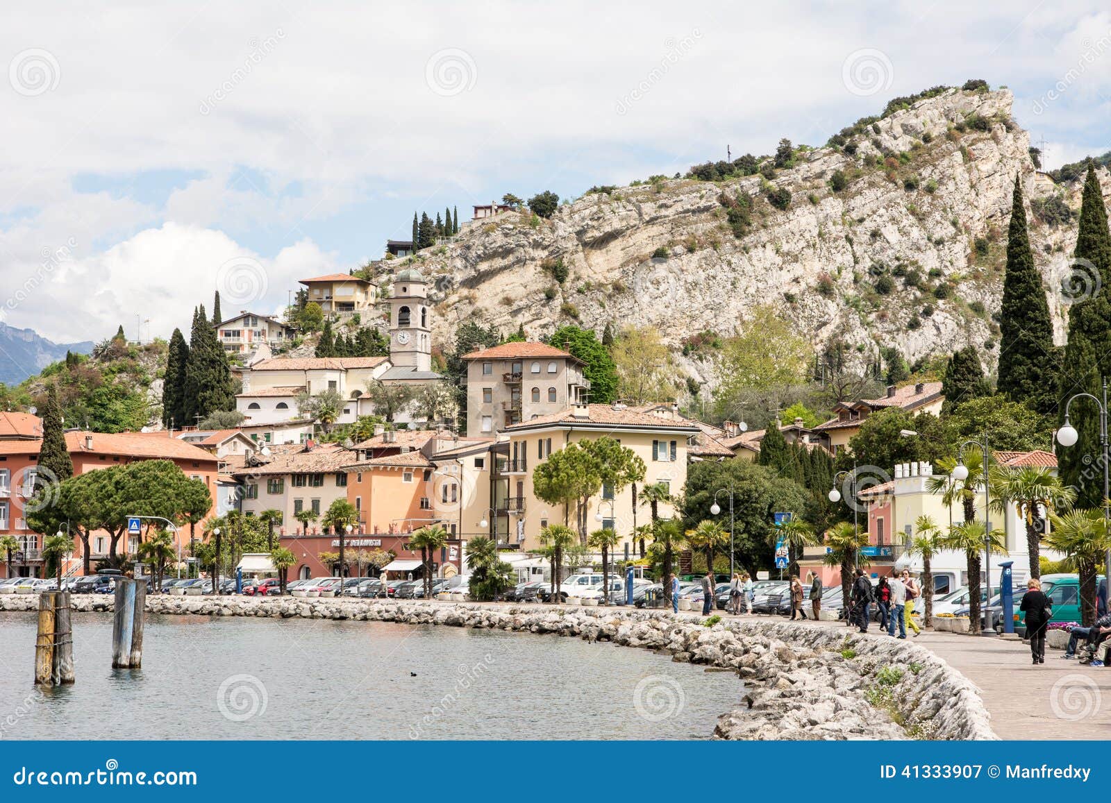 Torbole no lago Garda fotografia editorial. Imagem de montanha - 41333907