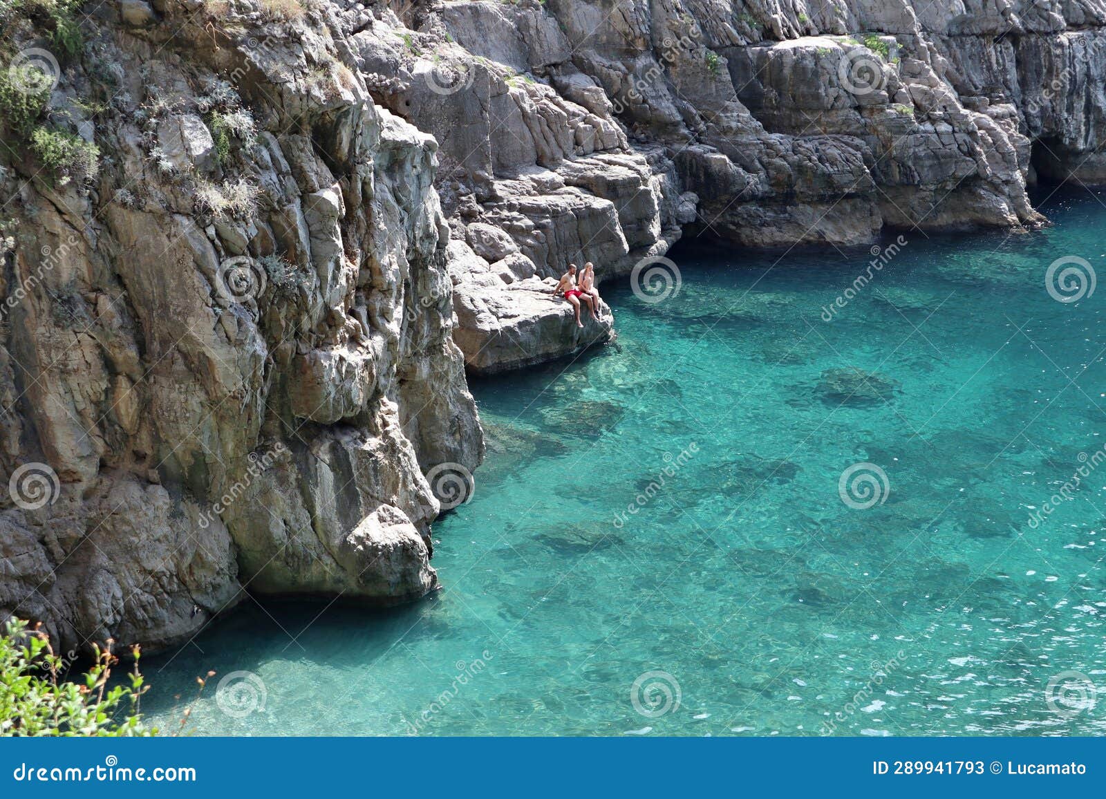 Torca - Turisti Sulla Scogliera Di Crapolla Editorial Stock Photo ...