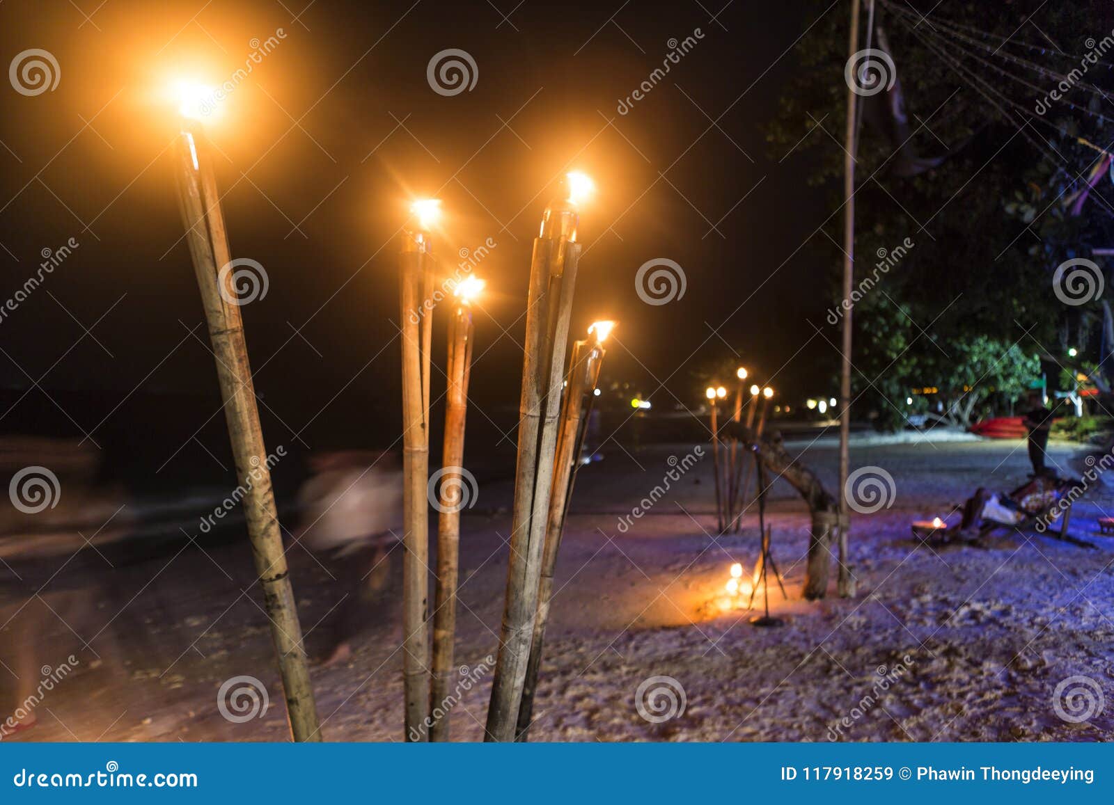 Torce di legno del fuoco immagine stock. Immagine di fiamma - 117918259