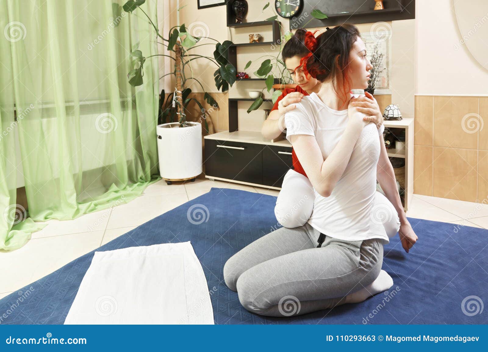 Torcer Al Cuerpo De La Mujer Imagen de archivo - Imagen de sala, salud ...