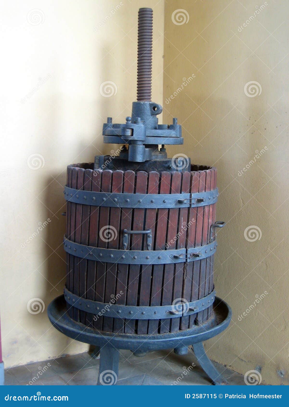 Torchio italiano originale immagine stock. Immagine di legno - 2587115