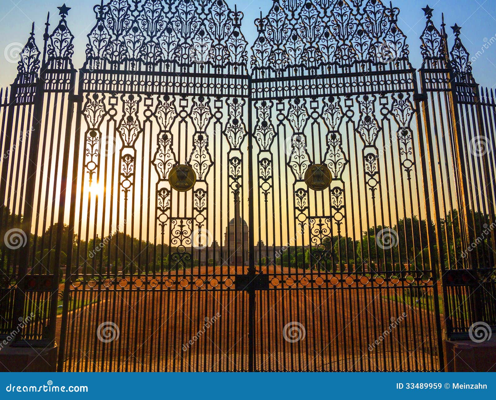 Tore am Eingang zum Haus stockbild. Bild von regierung - 33489959