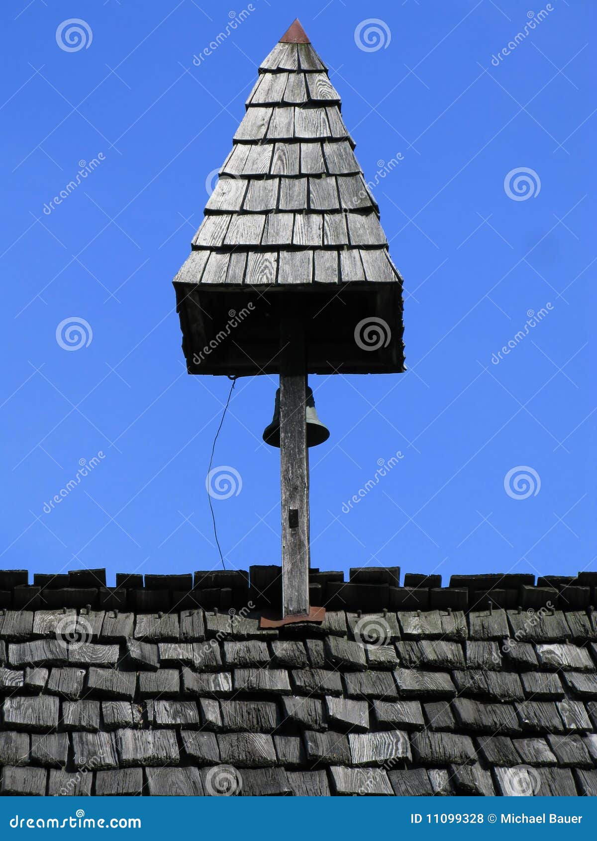 Toren Met Klok Bovenop Het Dak Stock Foto - Image of hemel, kathedraal ...