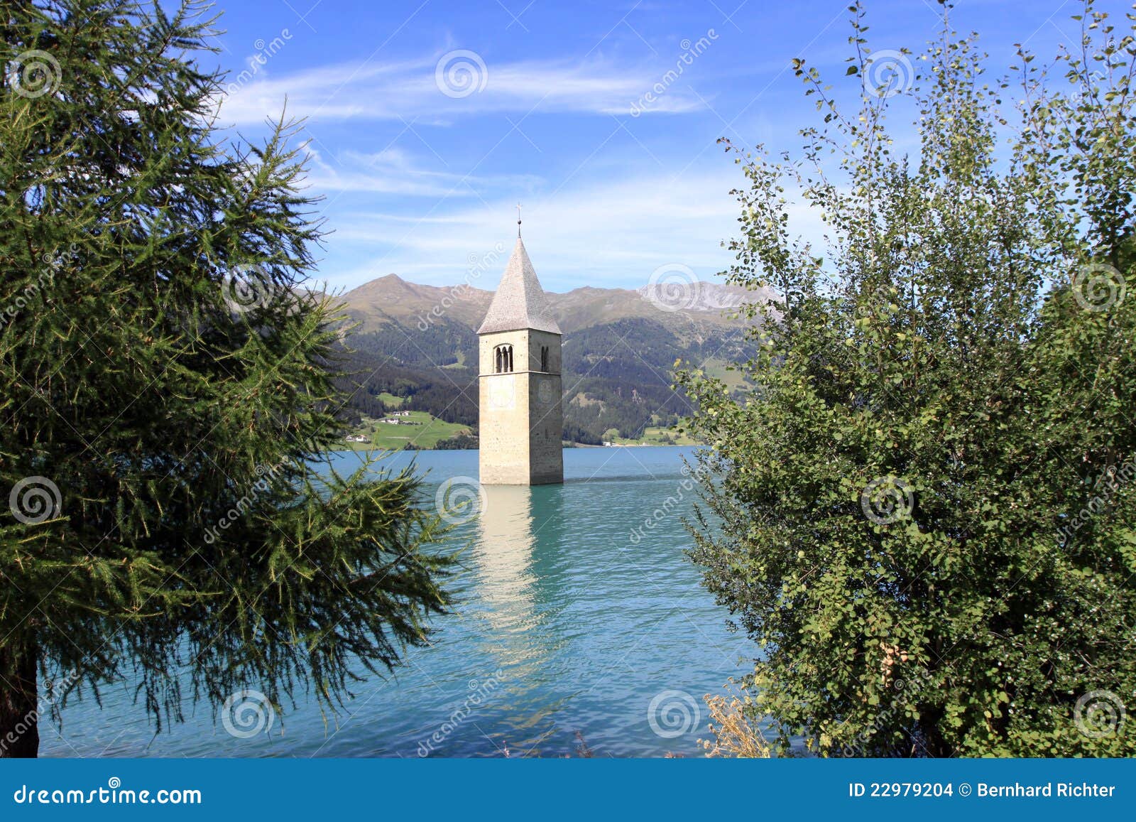 Toren Van De Kerk Van Het Meer Resia Stock Foto - Image of alto, water ...