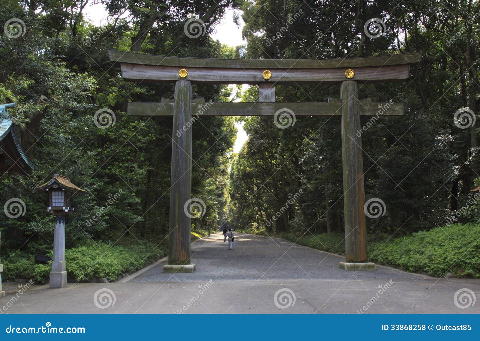 Torii-Tor bei Meiji Jingu stockfoto. Bild von meiji, park - 33868258