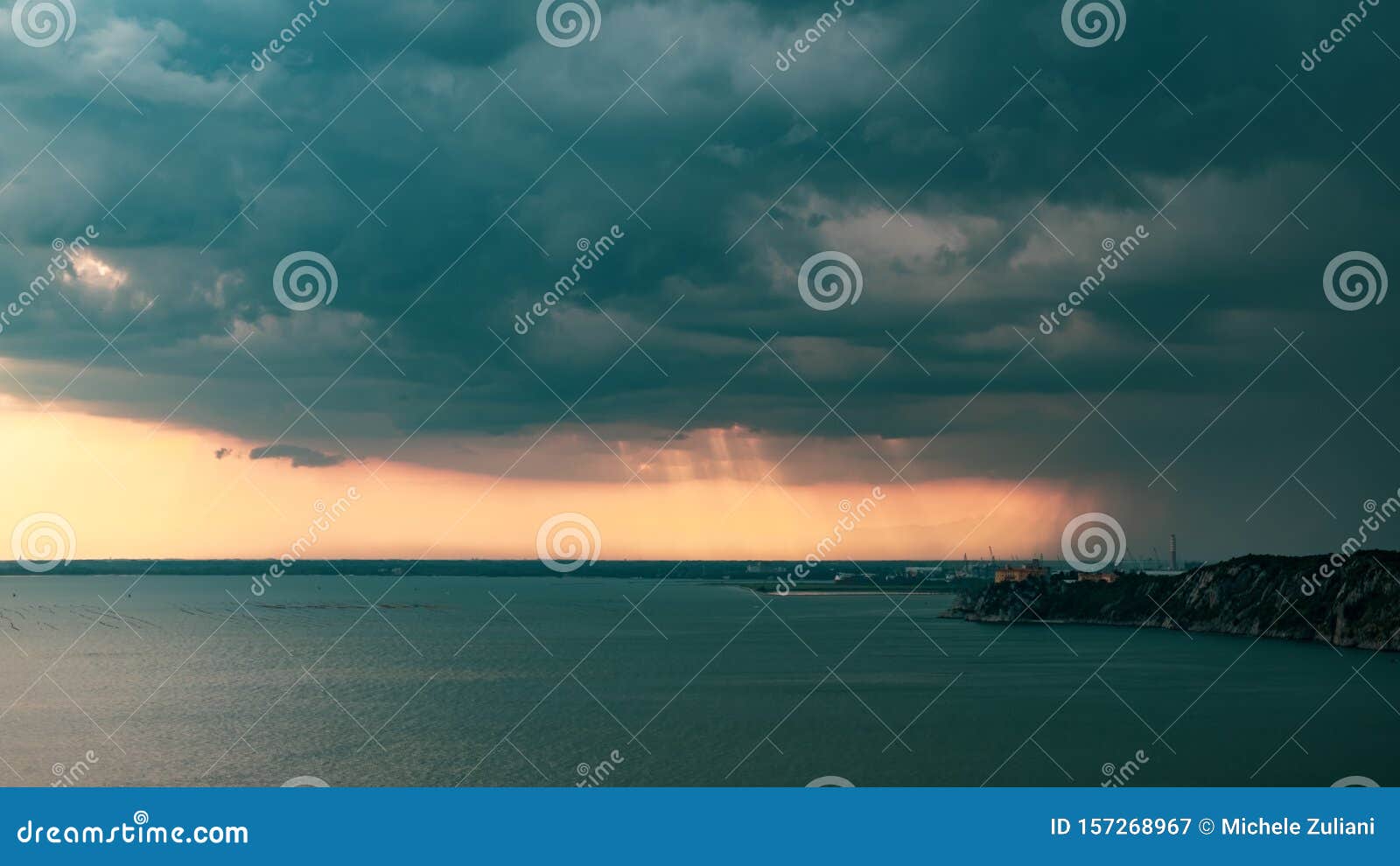 Tormenta De Sol En El Cielo Por Trieste Imagen de archivo - Imagen de ...