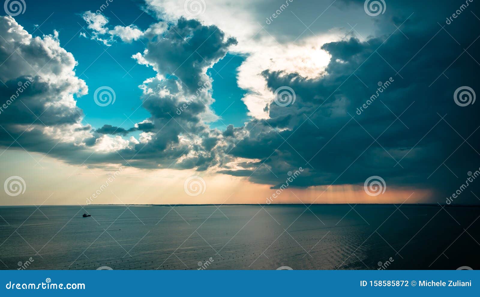 Tormenta De Sol En El Cielo Por Trieste Foto de archivo - Imagen de ...