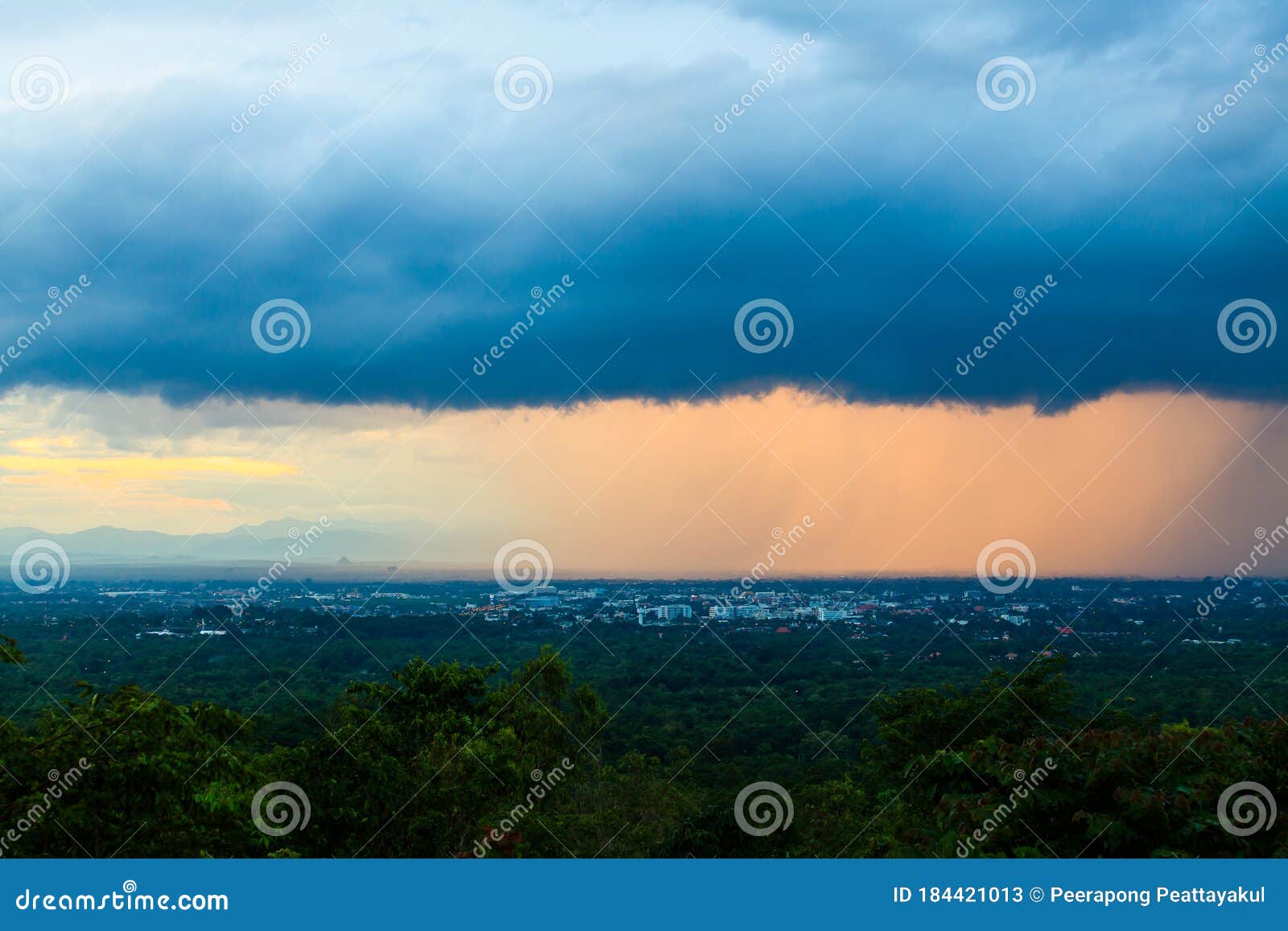 Tormenta De Truenos Cielo Nubes De Lluvia Imagen de archivo - Imagen de ...