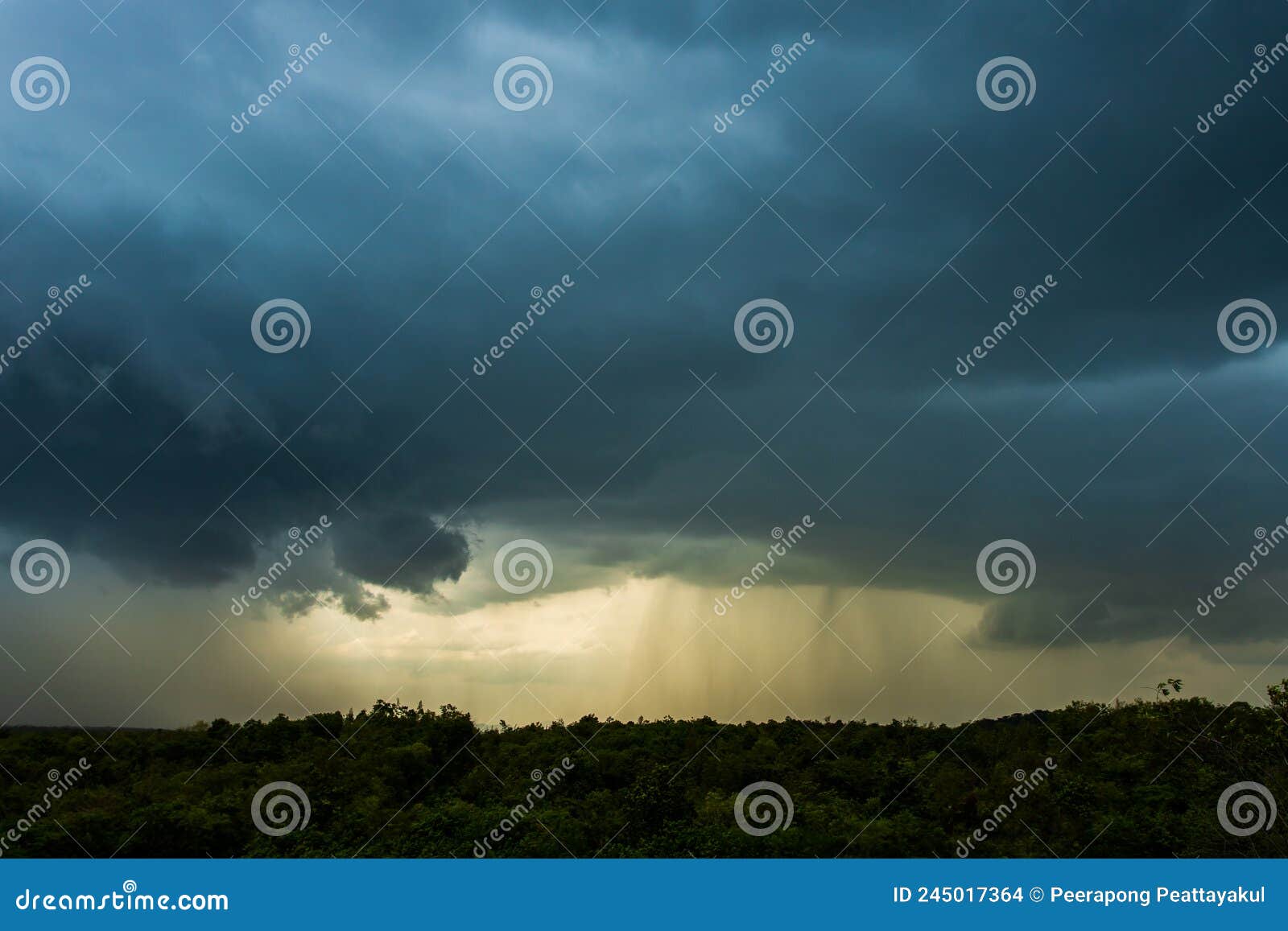 Tormenta De Truenos Cielo Nubes De Lluvia Foto de archivo - Imagen de ...