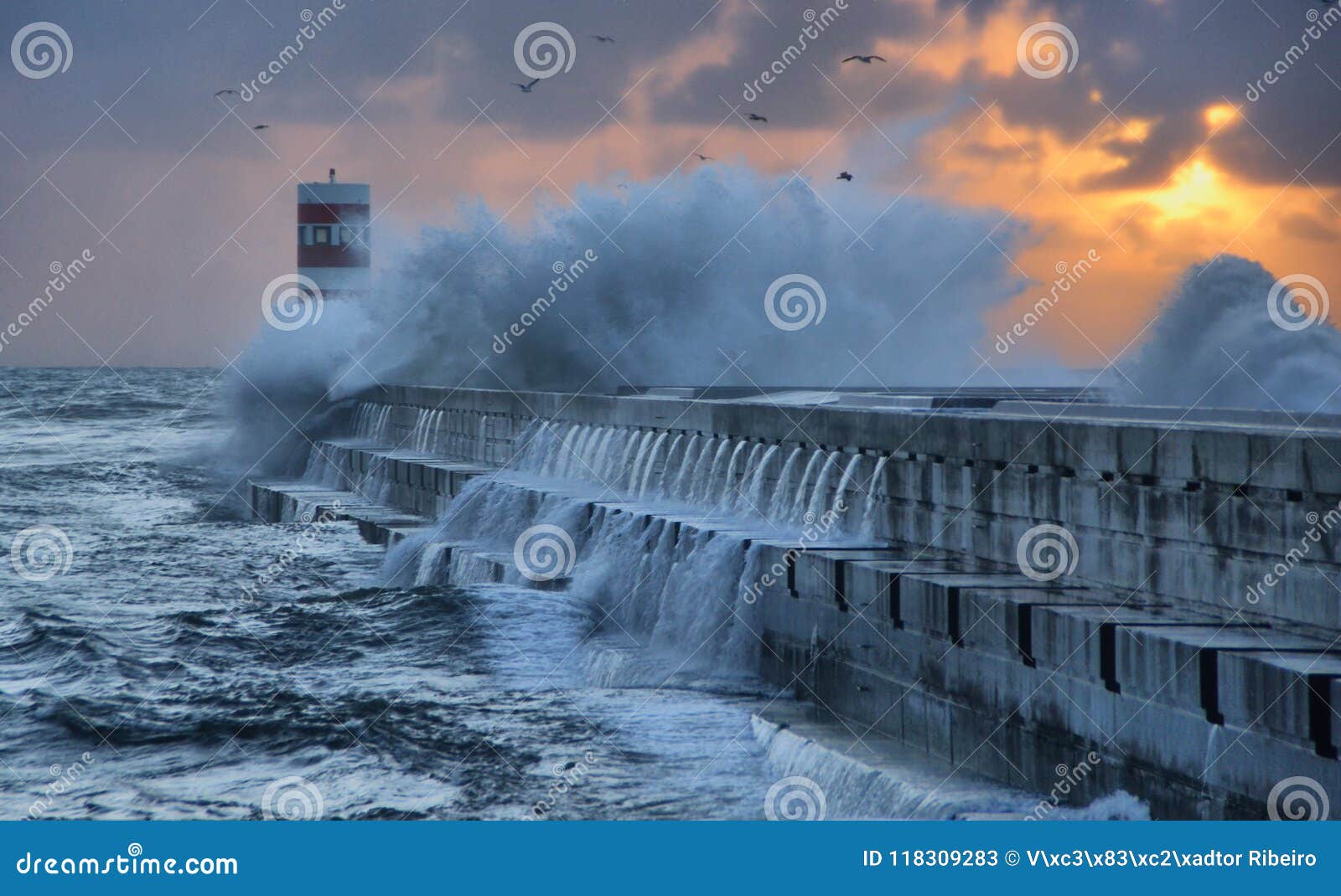 Tormenta En El Faro De Oporto Imagen de archivo - Imagen de cascada ...
