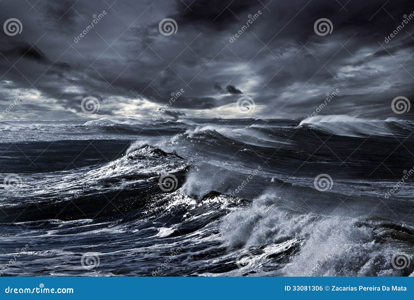 Tormenta en el mar foto de archivo. Imagen de lluvia - 33081306