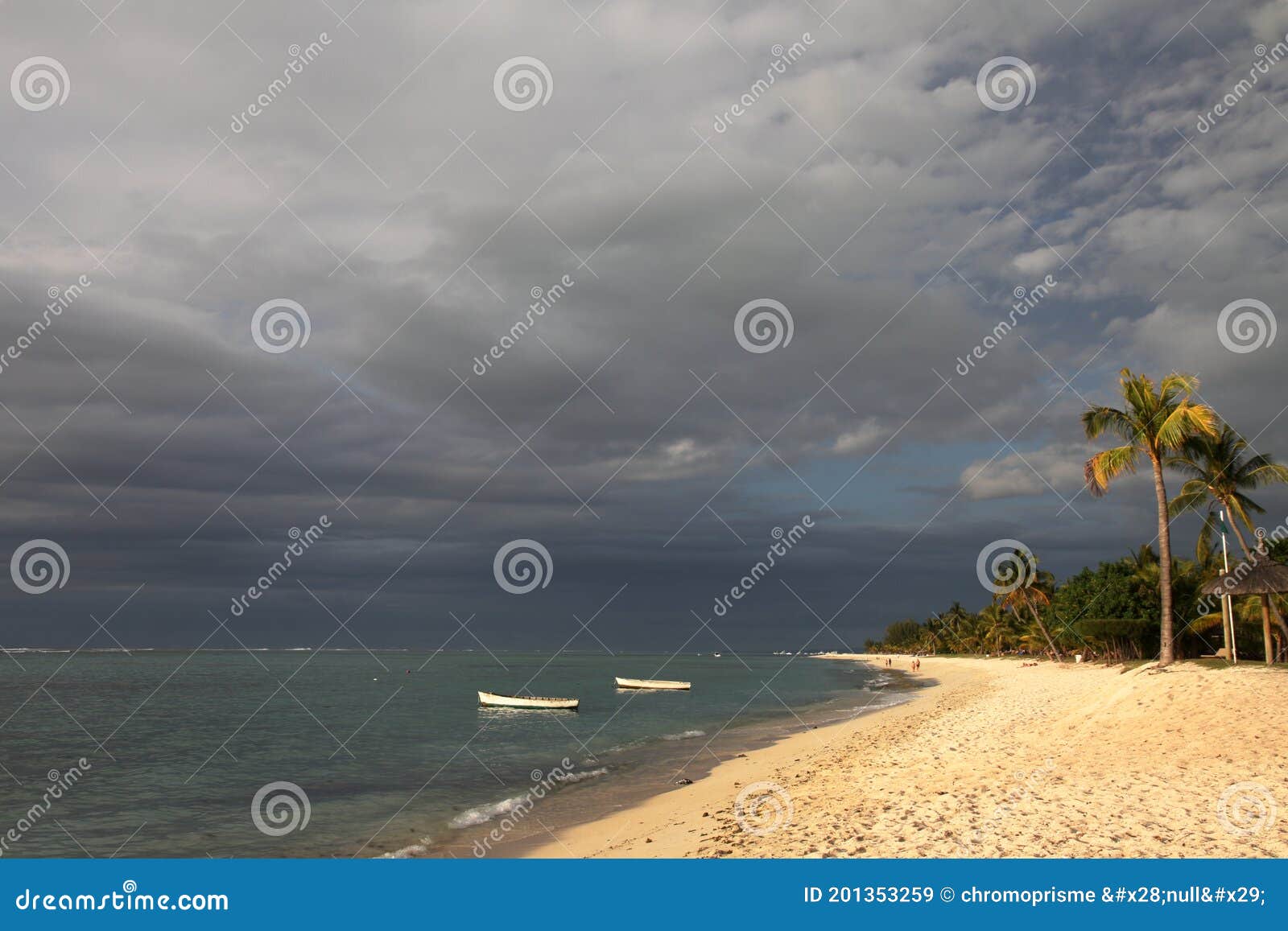 Tormenta En La Playa Mauricio Imagen de archivo - Imagen de corteza ...