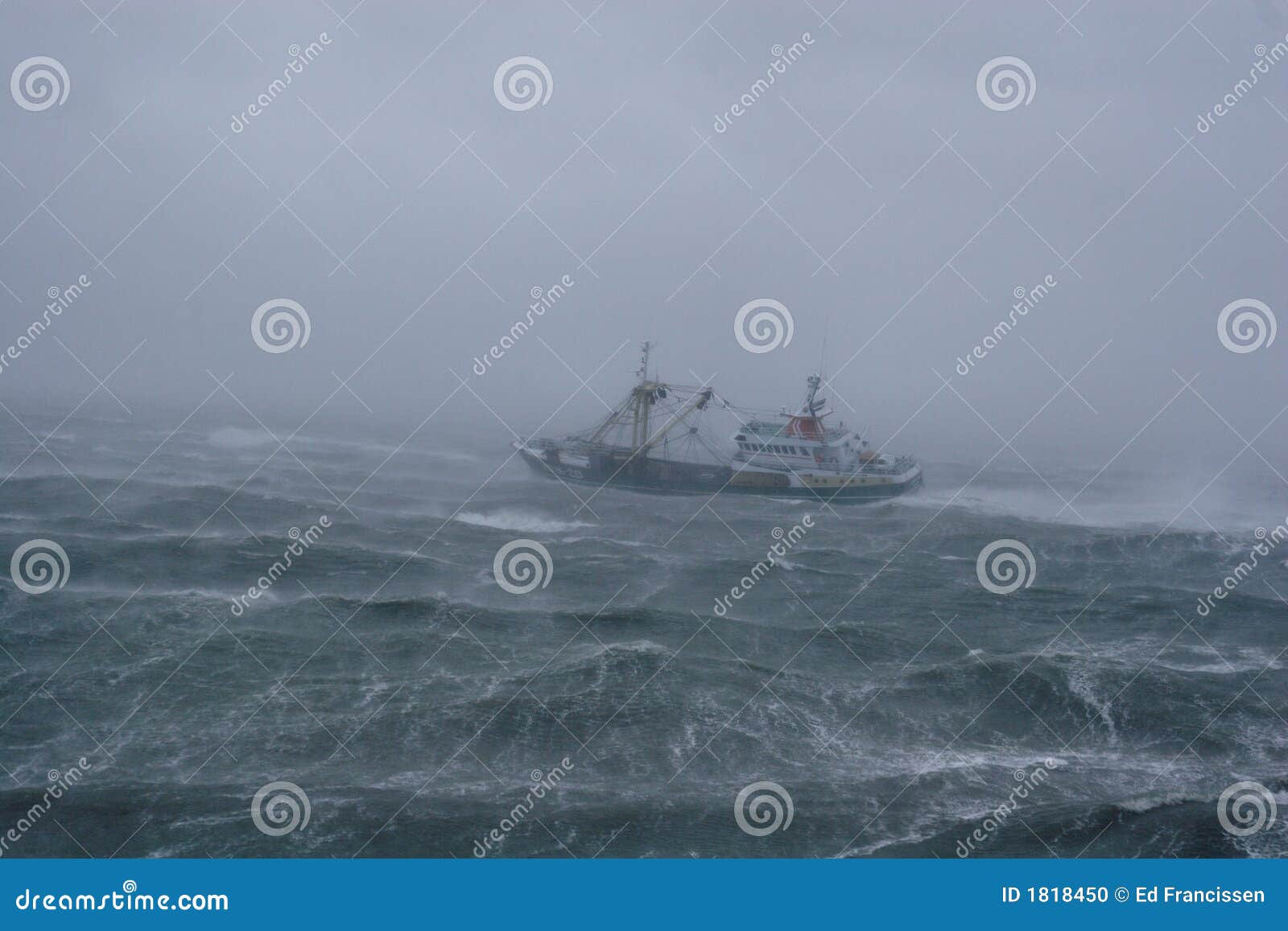 Tormenta, Lluvia Y Un Barco De Pesca. Foto de archivo - Imagen de ...