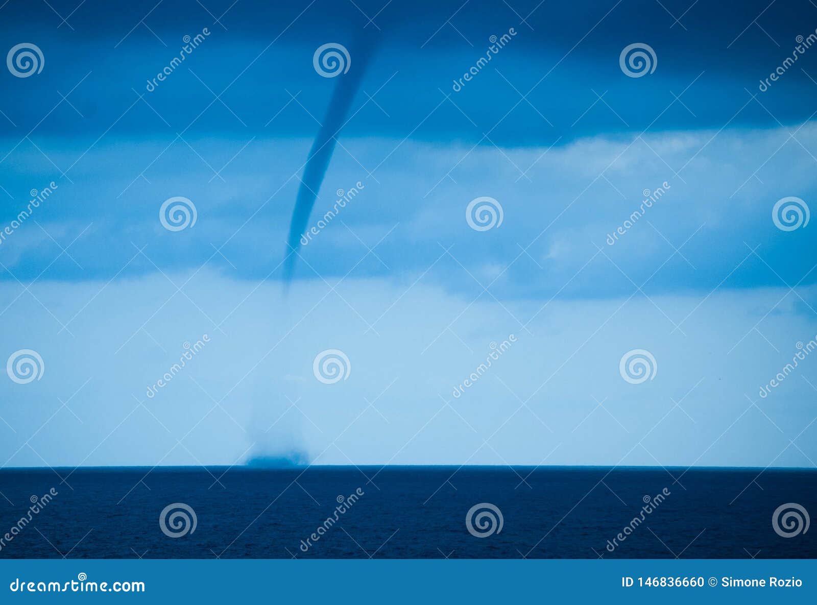 Tornade photo stock. Image du destruction, vortex, nuage - 146836660