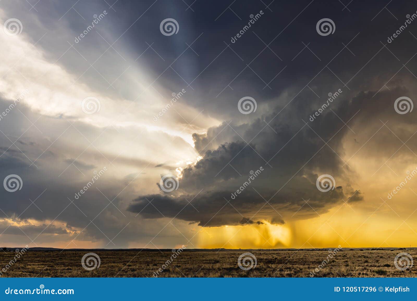 Tornadic Supercell Over Tornadosteeg Bij Zonsondergang Stock Foto ...