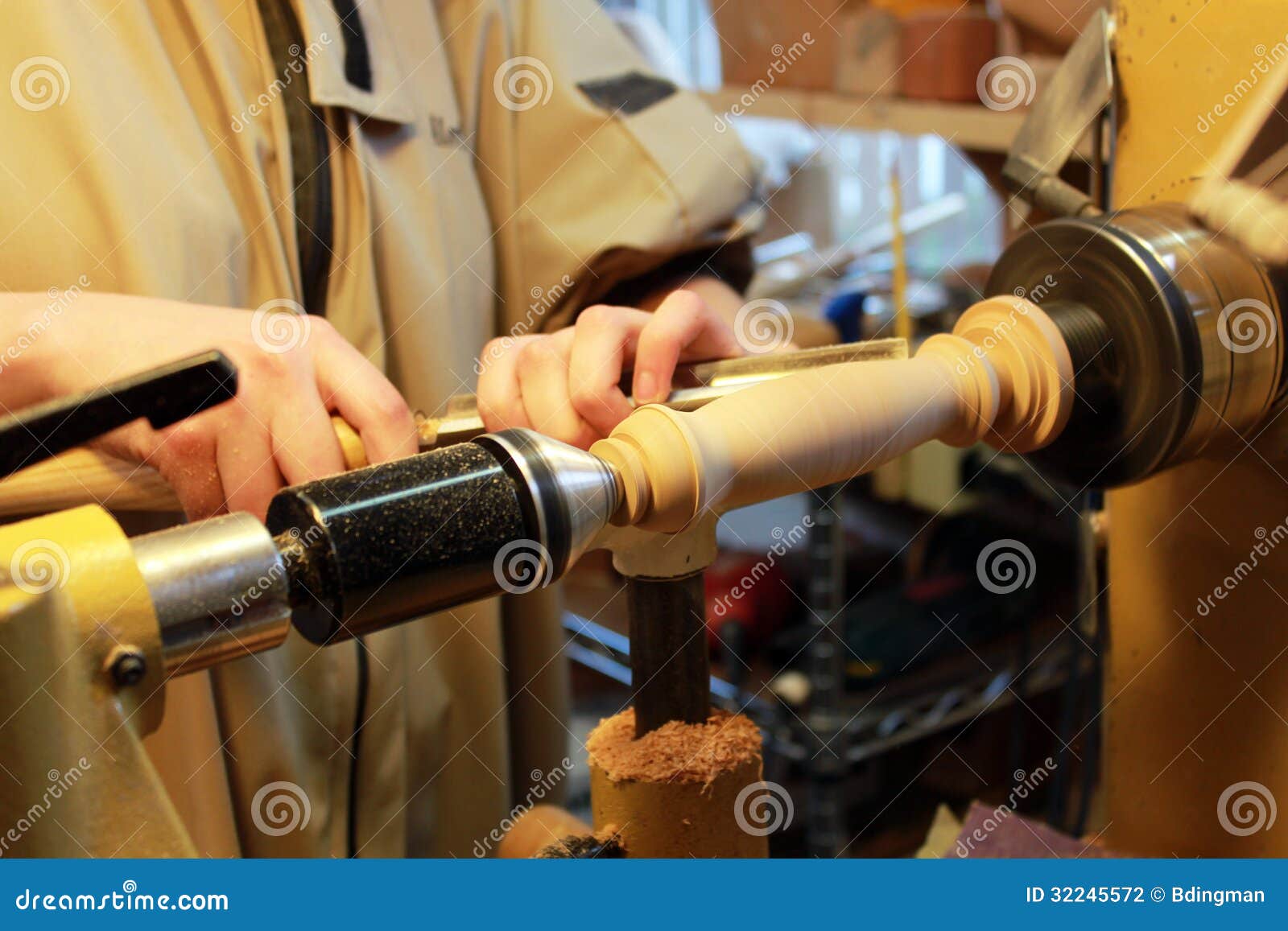 Torneado de madera foto de archivo. Imagen de vuelta - 32245572