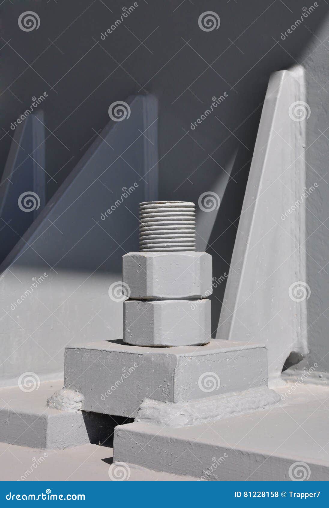 Tornillo y tuerca grandes foto de archivo. Imagen de acero - 81228158