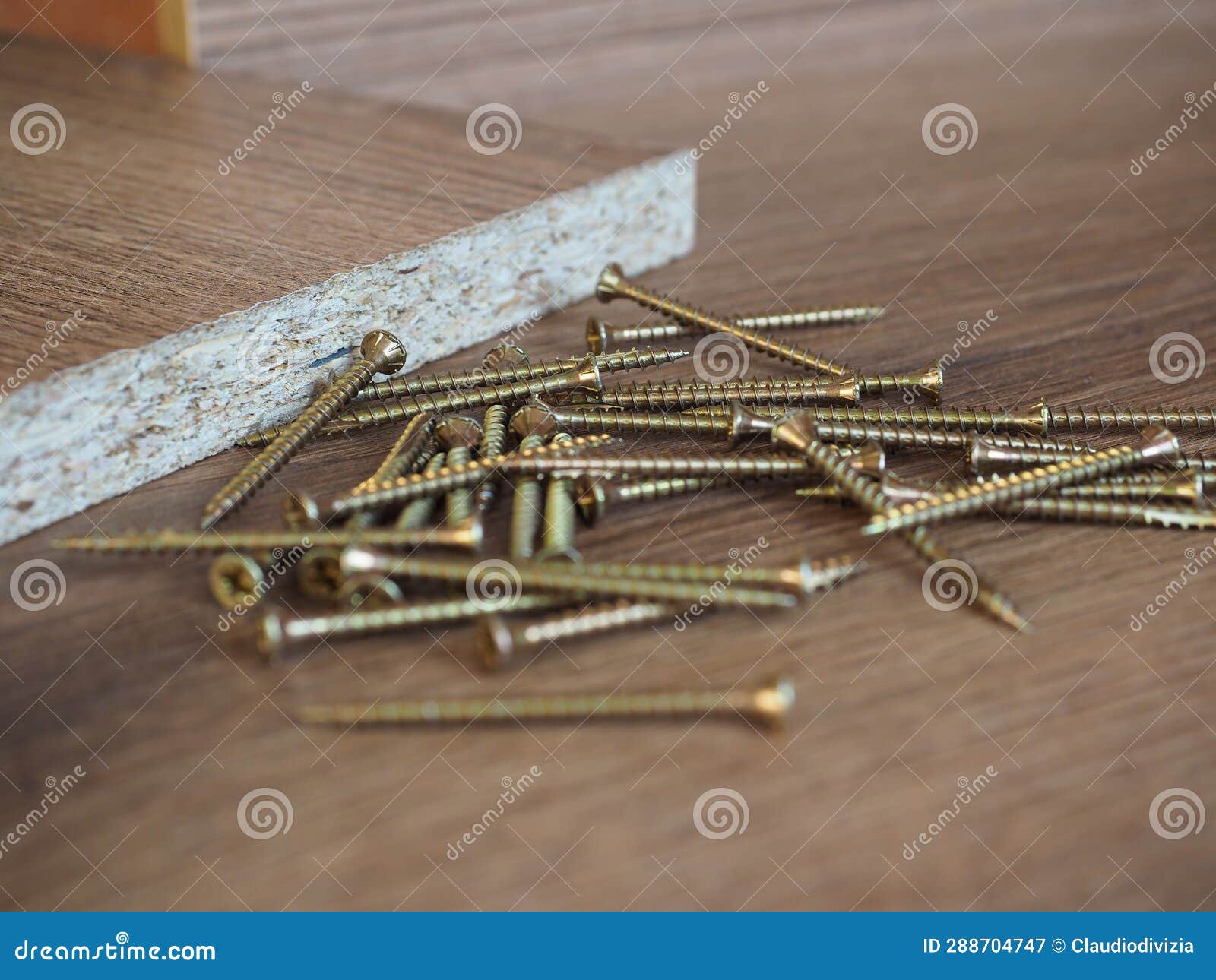 Tornillos De Madera En Paneles De Madera Fabricados Imagen de archivo ...