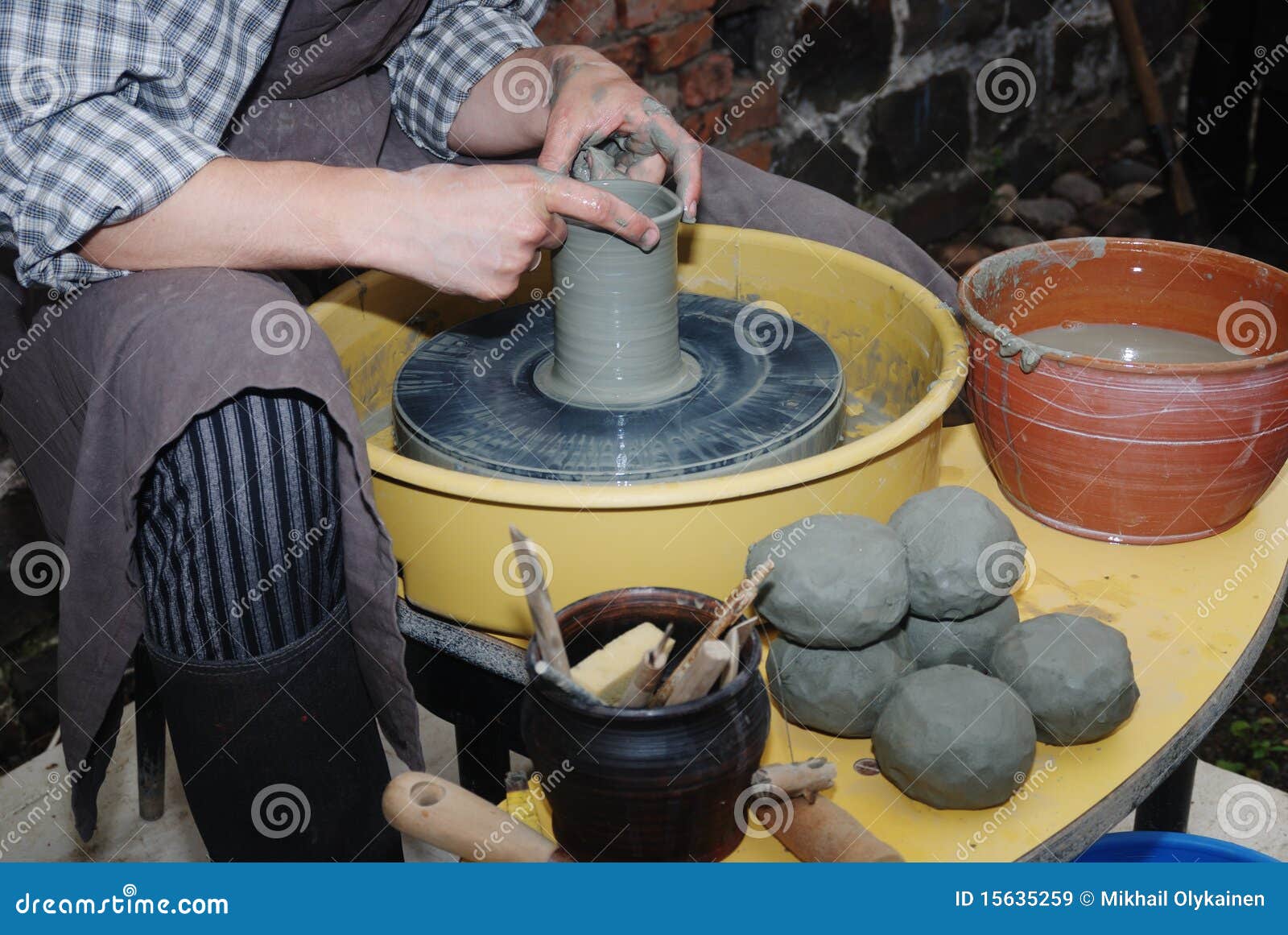 Tornio Da Vasaio E Mani Dell'artigiano Immagine Stock - Immagine di ...