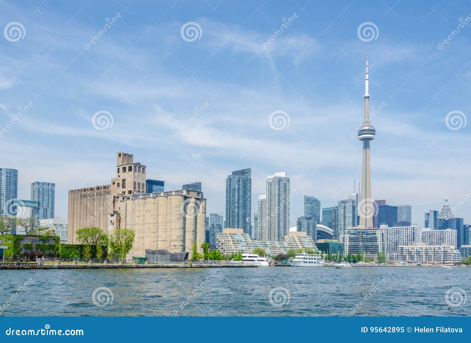 Toronto cityscape editorial image. Image of waves, lake - 95642895