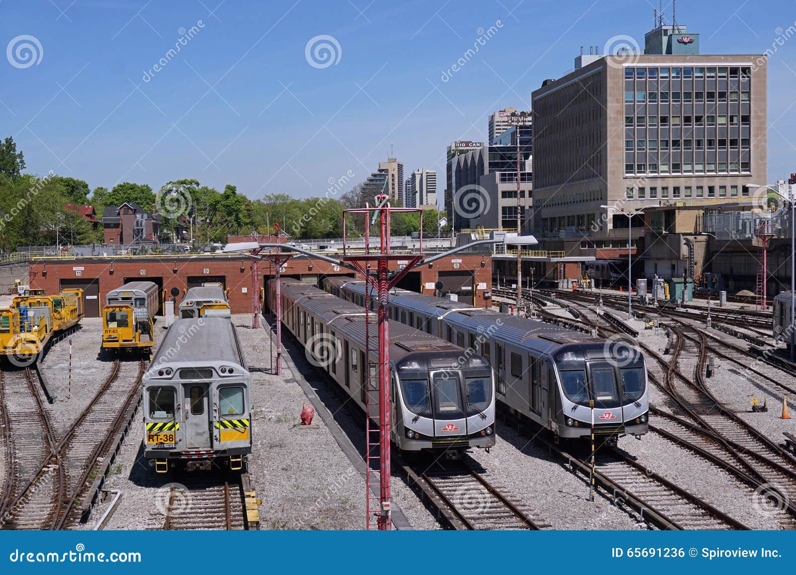 Toronto commuter trains editorial photo. Image of office - 65691236