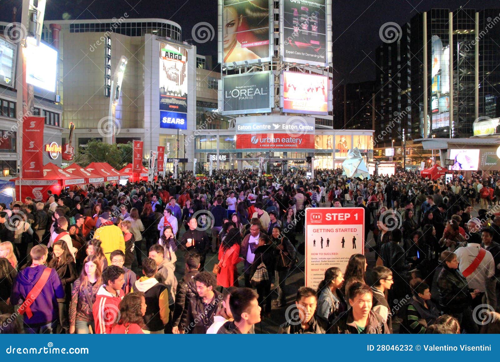 Toronto Nuit Blanche Crowd editorial photography. Image of performance ...