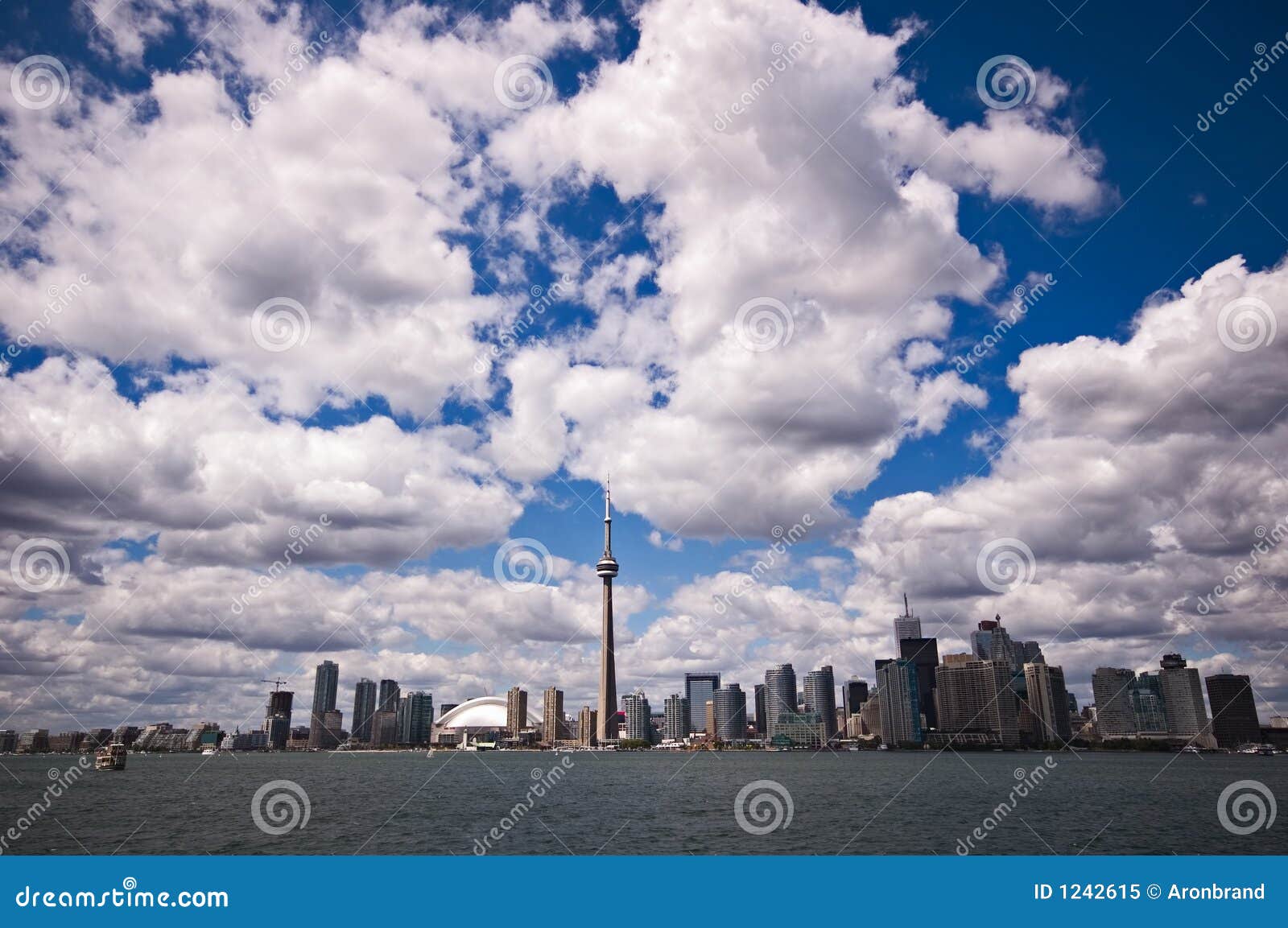 Toronto Skyline on Beautiful Day Stock Image - Image of ocean, scenic ...