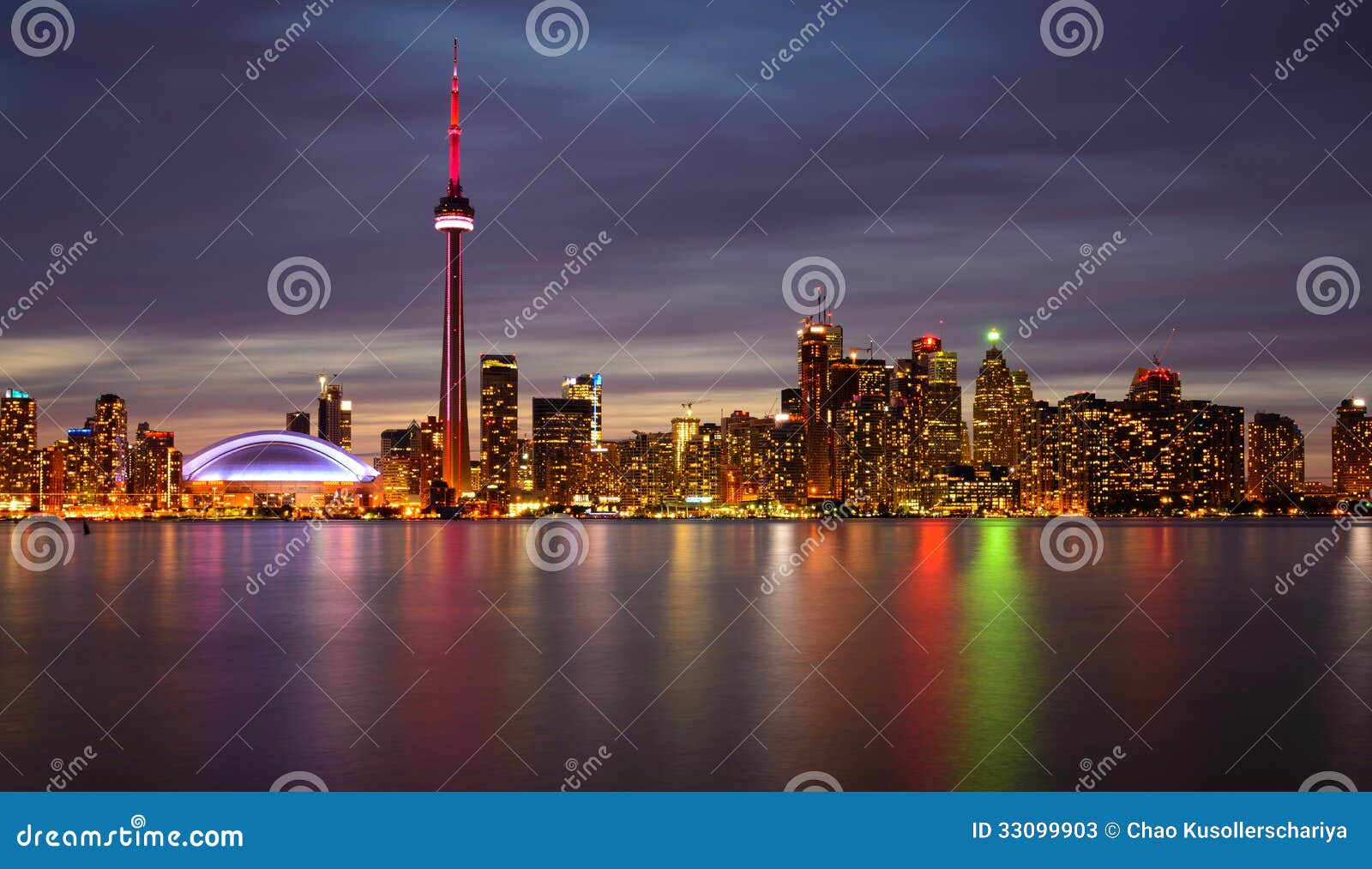 Toronto-Skyline an Der Nacht Und an Der Reflexion Redaktionelles ...