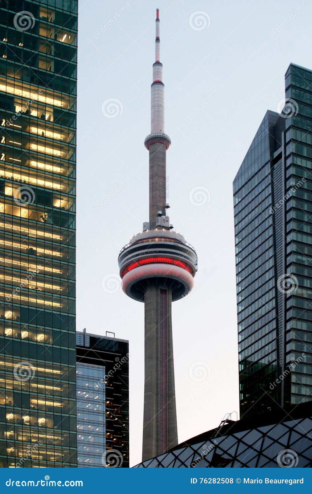 Toronto-Skyline Vom Ontario See Redaktionelles Stockfoto - Bild von ...