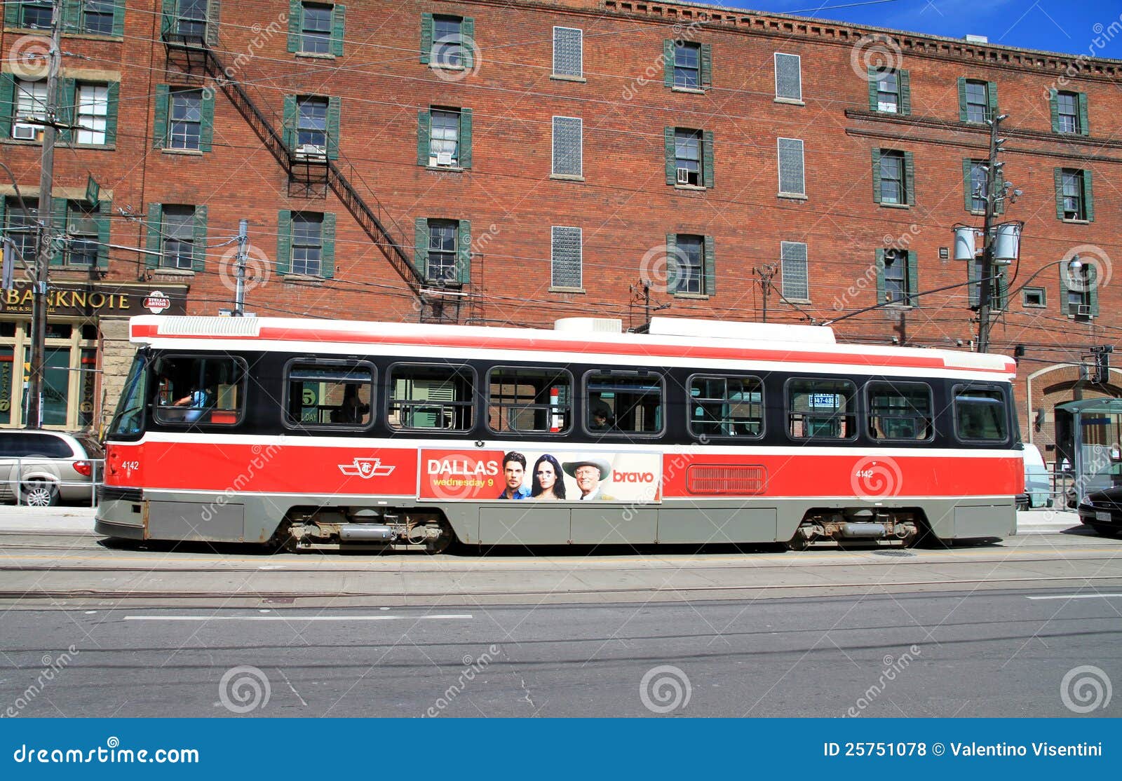 Toronto Streetcar At Yonge Dundas Square Editorial Image ...