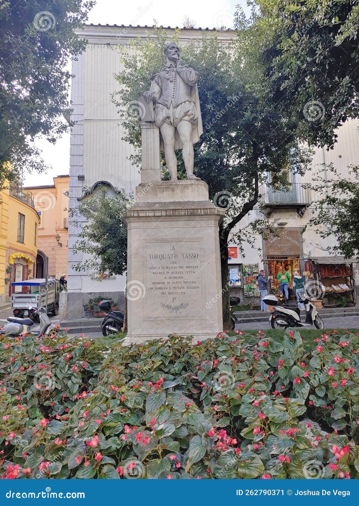 Torquato Tasso statue editorial photo. Image of town - 262790371