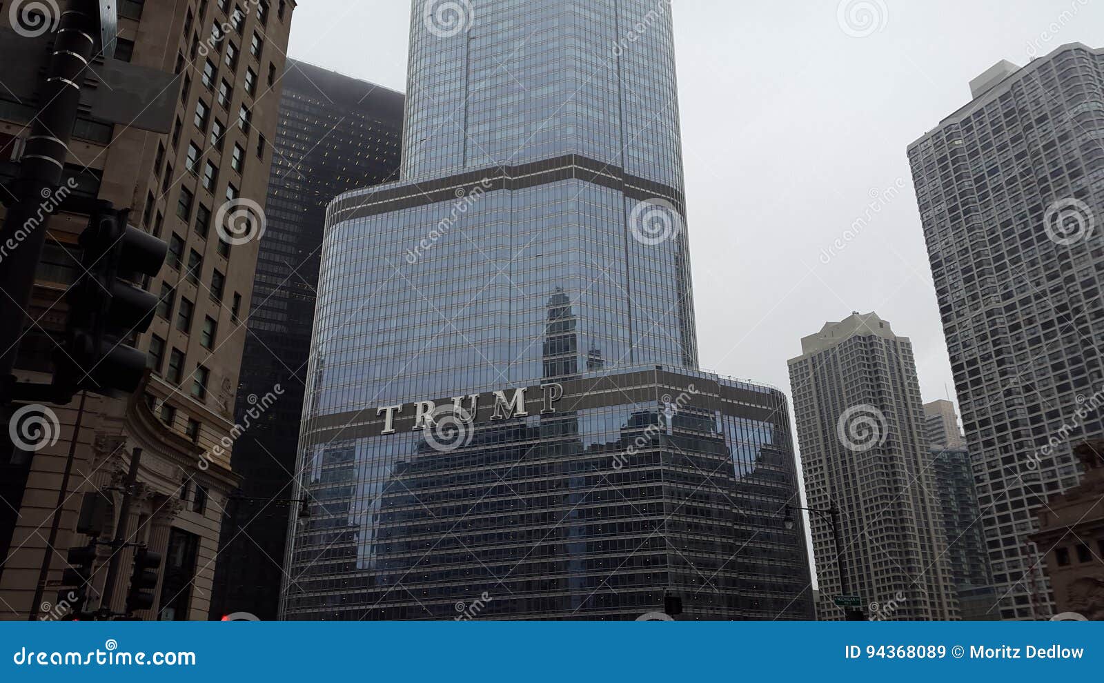 TORRE CHICAGO DEL TRIUNFO imagen de archivo editorial. Imagen de ...