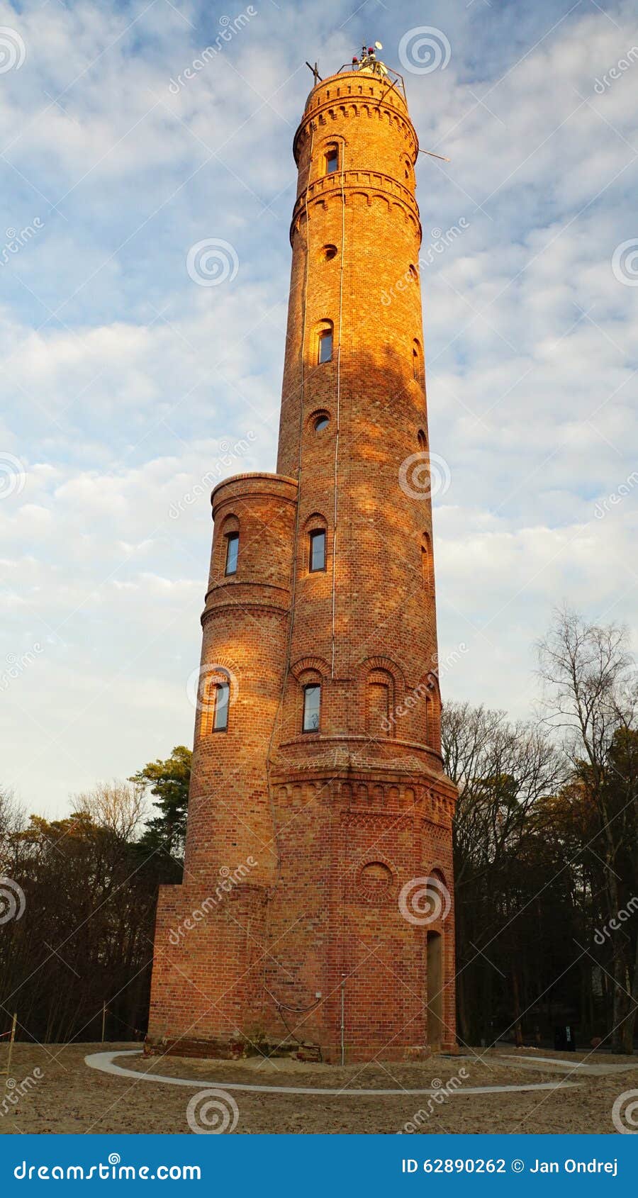 Torre Circular Del Reloj Del Ladrillo Foto de archivo - Imagen de reloj ...