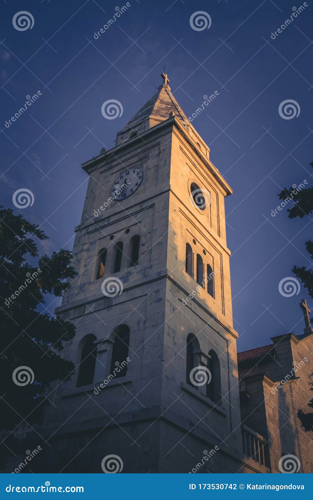 Torre con reloj foto de archivo. Imagen de monumento - 173530742