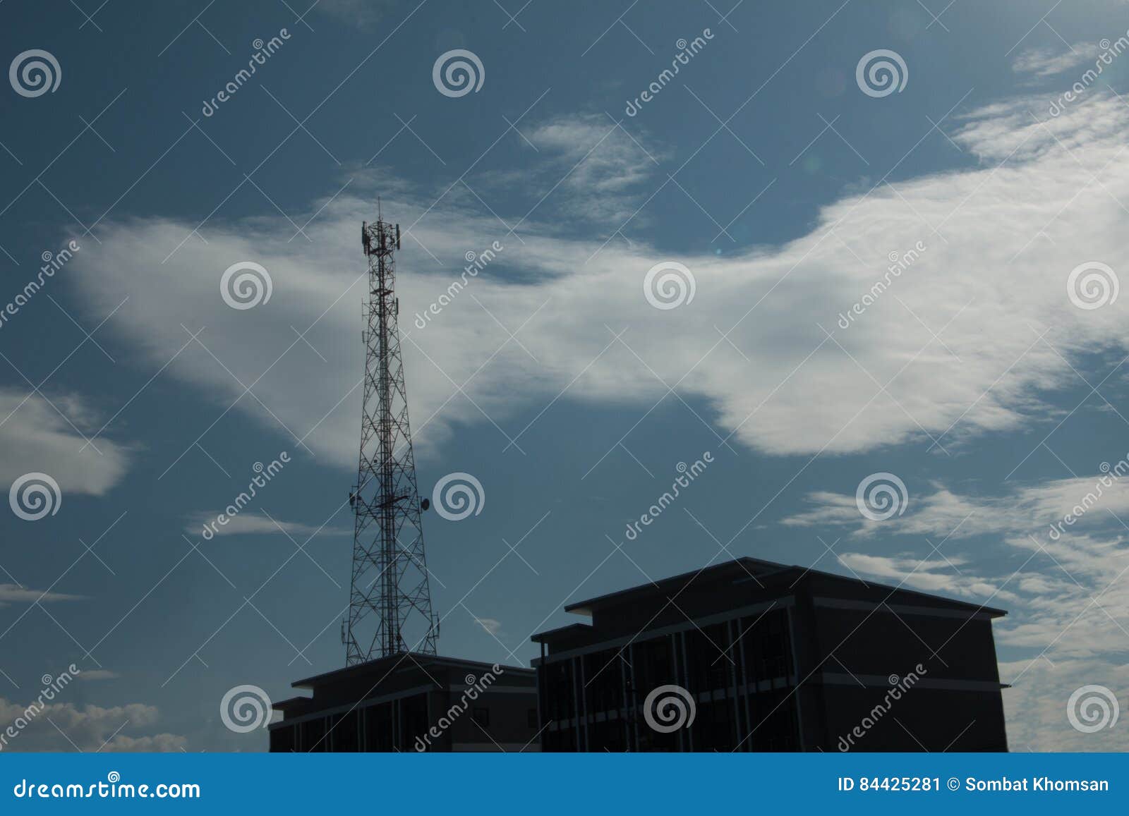 Torre da telecomunicação imagem de stock. Imagem de global - 84425281