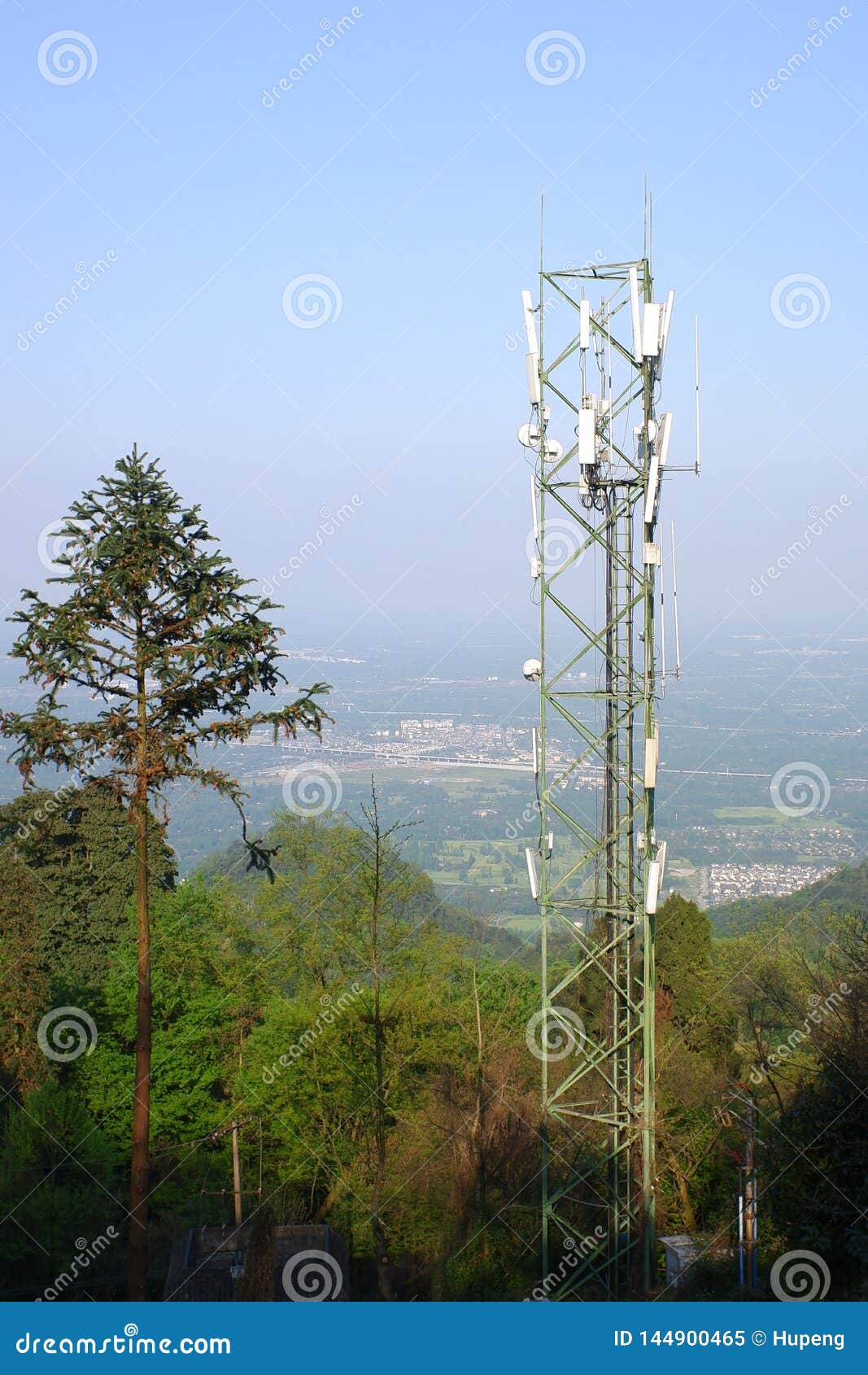 Torre da telecomunica??o imagem de stock. Imagem de microondas - 144900465