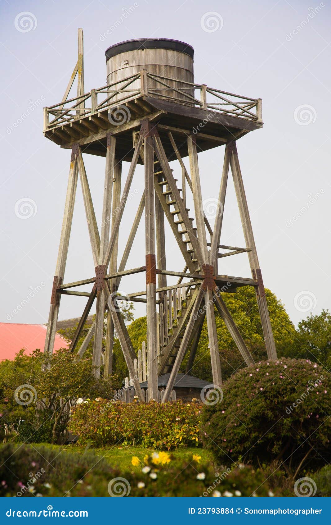 Torre de agua de madera foto de archivo. Imagen de madera - 23793884
